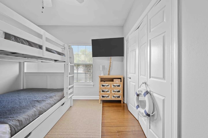 Walking Distance To Beach! Beautiful Beach Getaway - Miramar Beach, FL