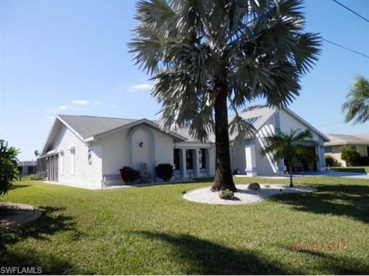 Cape Coral Tranquil Canal Paradise - Cape Coral, FL