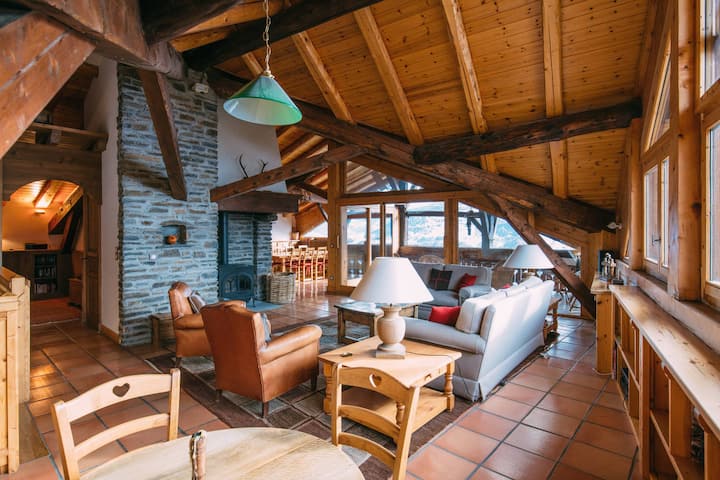 Cosy 6-bedroom  Chalet With Stunning Alpine Views - Savoie