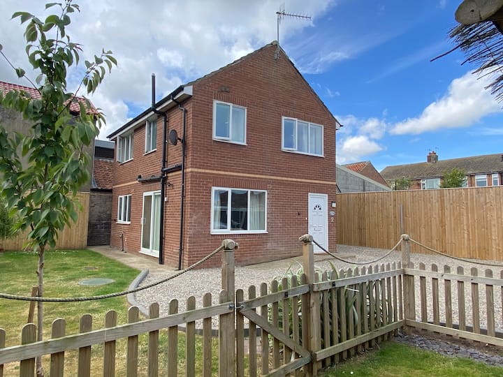 3 Bedroom Detached House. Private Parking & Garden - Filey