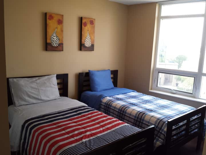 2bd Upscale Furniture Best Location - 미시소거