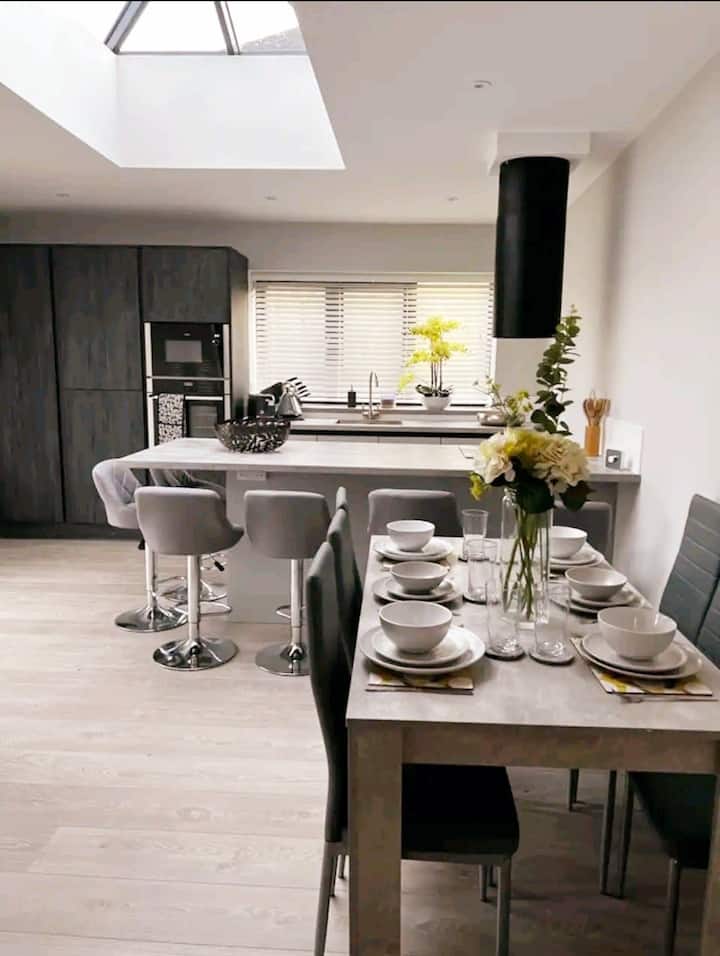 New Modern 4 Bed, 3.5 Bath House, Free Parking - Oxford