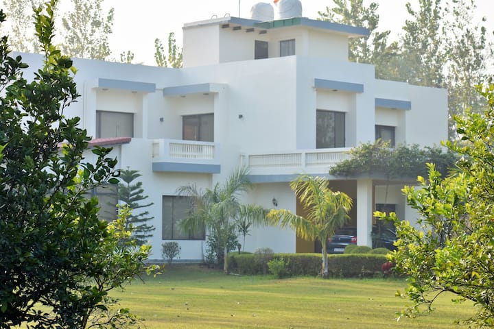Beautiful Farmhouse With Pool - Gurugram