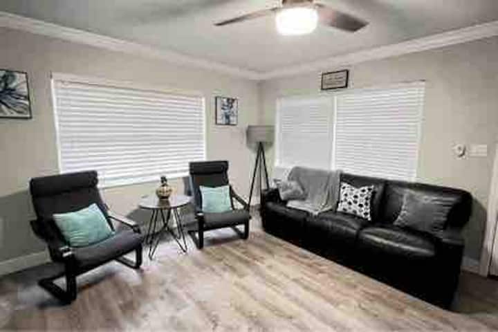 Tampa/centrally Located Home #1 Bucs/west Tampa - Tampa, FL