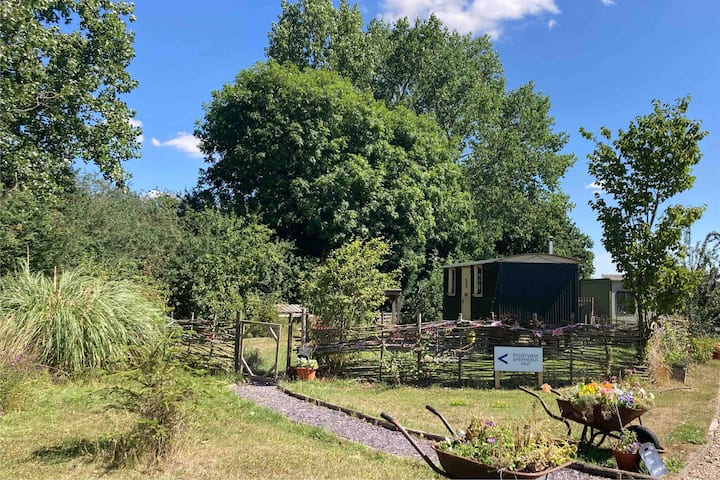 Stunning Farm Location Shepherds Hut Sleeps Two - Derbyshire