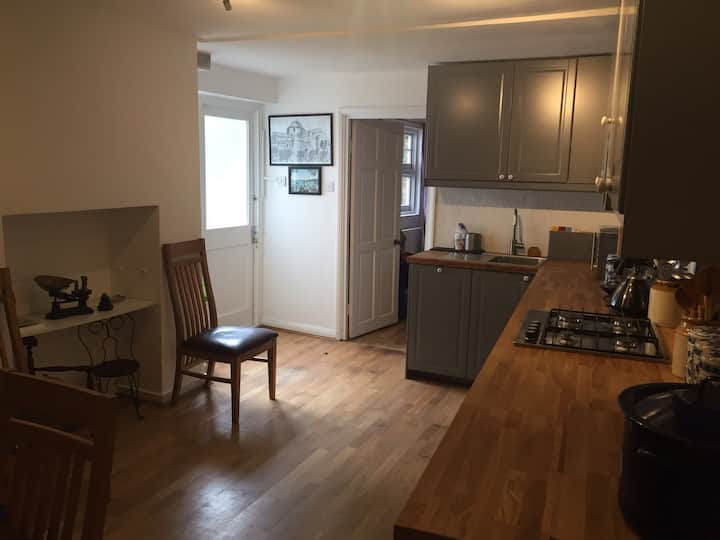 Lovely Large Bedroom In Shared Garden Flat, N19/n8 - Londres
