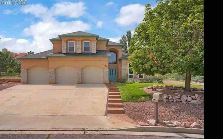 Garden Of The Gods Spacious Home - Colorado Springs, CO