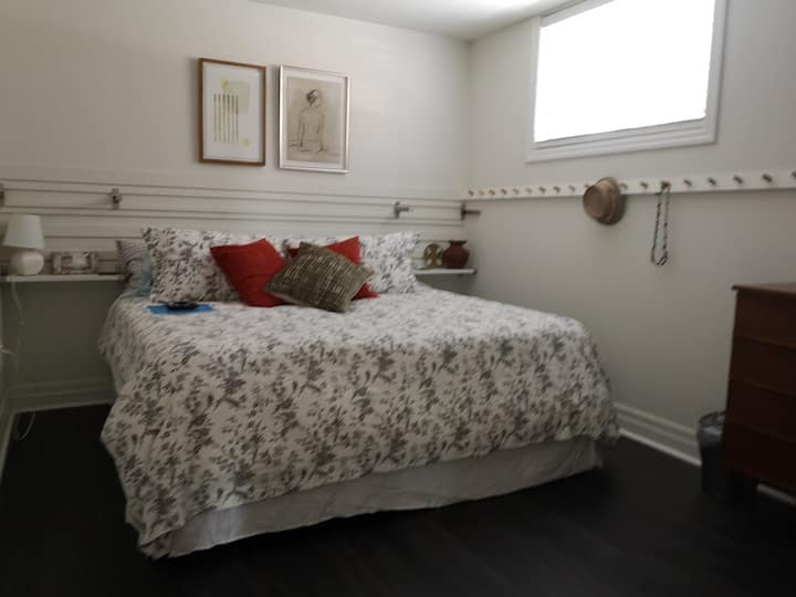 Bright Room Near College & Rvh- Parking - Netflix - Barrie