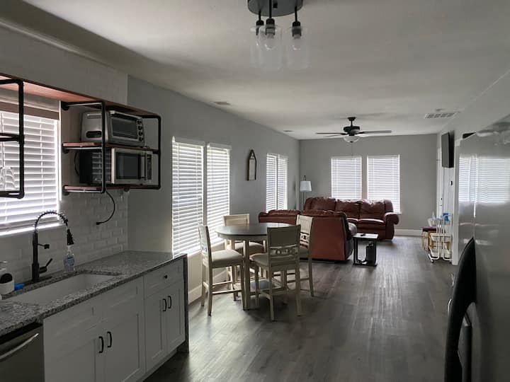Cozy Bungalow In The Heart Of San Antonio - San Antonio, TX