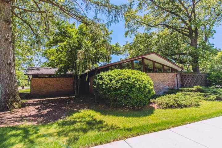 Wooded Estates Mid-century Gem, Walk To Nd! - Notre Dame, IN