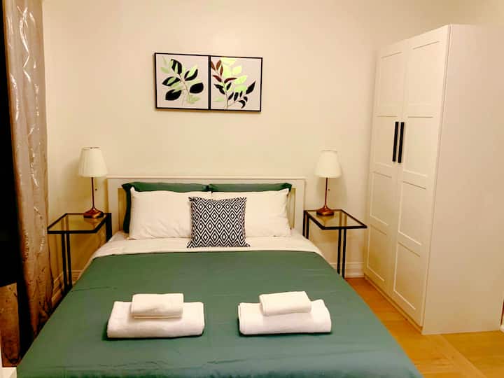 Serviced Queen Room With Private Bathroom (E6) - Toronto