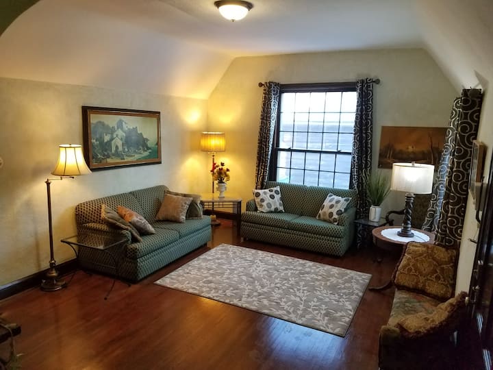Cozy 2b/1.5b Cottage 2 Miles From Central Mpls - Minneapolis, MN