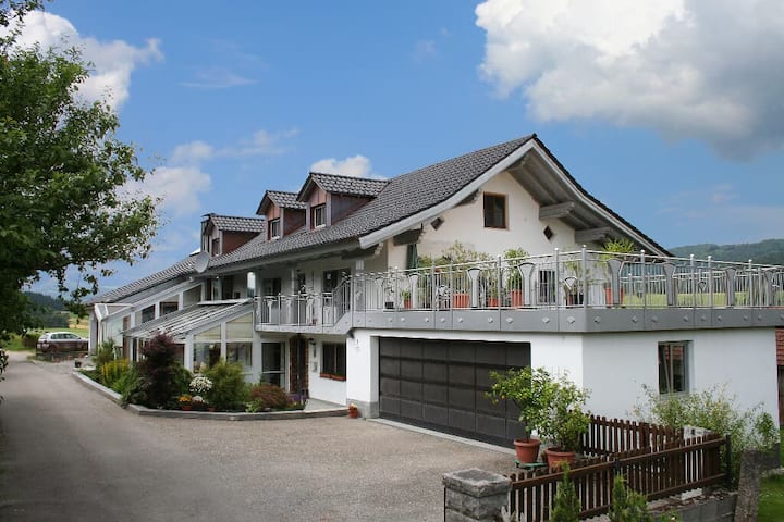 55qm-große Feriernwohnung Im Eg Mit Zugang Zum Garten Und Pool - Eging am See