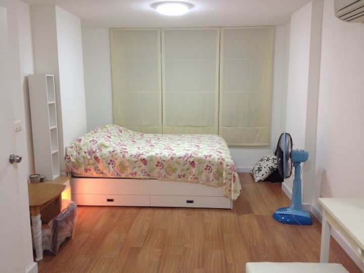 Beecondo Sukhumvit67: 400m To Bts Prakanong:53sqm - Bangkok
