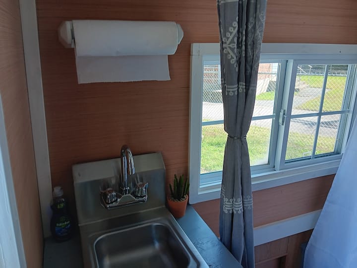 The Tiny House At Belmont Park | 5 Mins To Airport - Warwick, RI