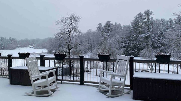 Cozy Winter Lake Escape + Hot Tub On Locke Lake - Pittsfield, NH