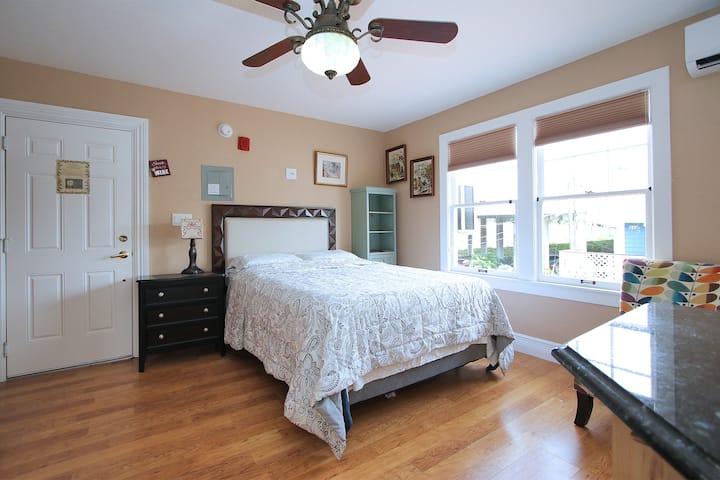 Cozy Studio Spot Victoria - St. Petersburg, FL