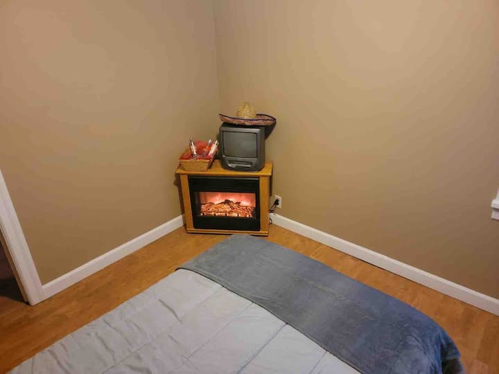 Cheerful 3 Bedroom Home With Fake Indoor Fireplace - Kenosha, WI