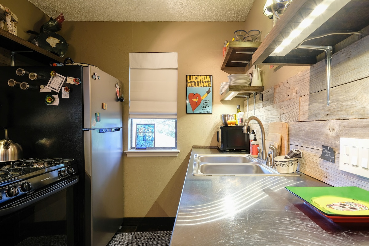 Comfortable Central Apartment with Unique Austin Vibe Perfect for Long ...