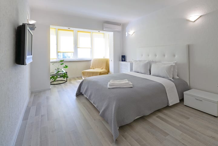 Bright Studio Apartment With A Street View - Kyiv