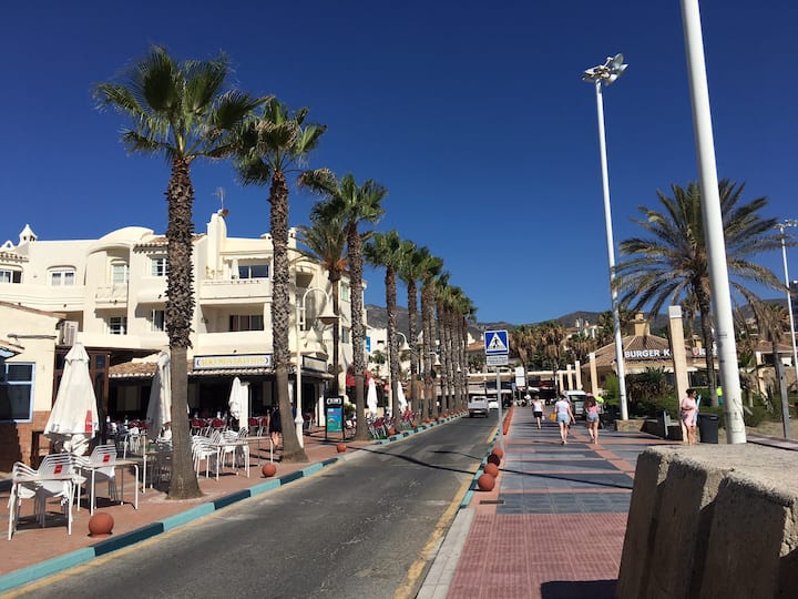 Primera Línea De Playa En Puerto Marina. - Benalmádena