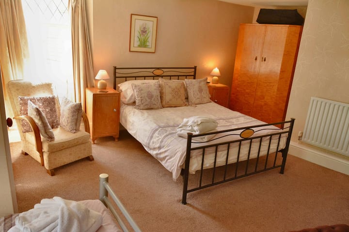 Large Twin Or Double Room Ensuite Room - Oswestry