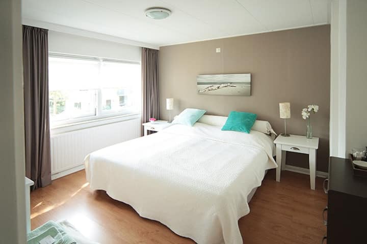 Lichte, Ruime Voor-kamer In Rustige Omgeving - Bergen, Netherlands