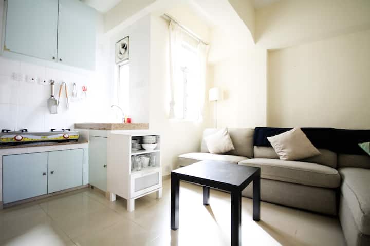 Hollywood Rd, Spacious And Sunny - Sai Ying Pun