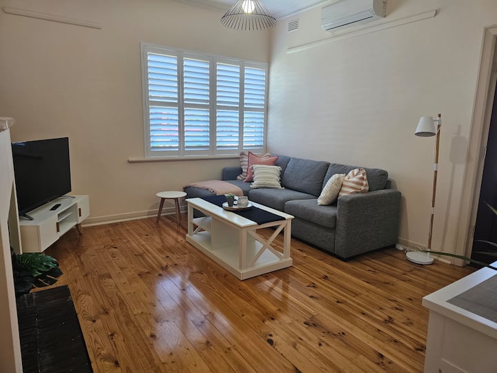 Beautiful Refurbished 2 Bed House. - Adelaide