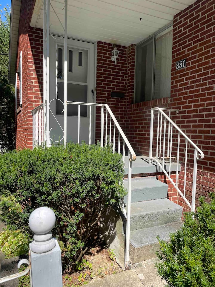 Hollywood Hideout - Mansfield, OH