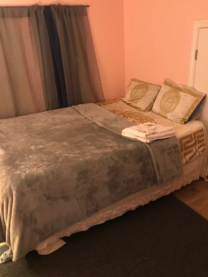 Resting Private Bedroom With All The Basics Needs - Lawrence, MA