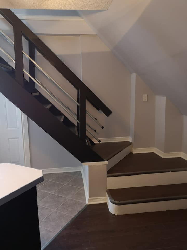 Perfectly Located 2 Floor Apartment - Hamilton, Canadá