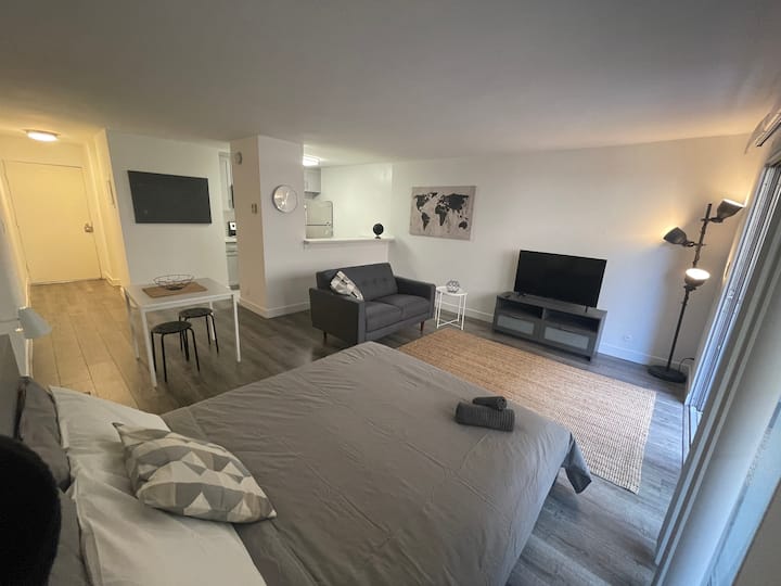 Modern Furnished Studio With Balcony And Parking - West Hollywood, CA