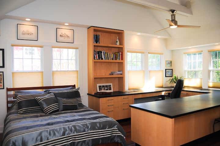 Luxury Studio In A Jungle - St. Petersburg, FL