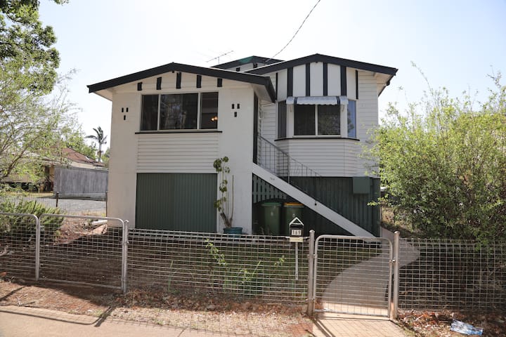 Classic With A Fresh Look, Cute, Cosy & Central - Toowoomba