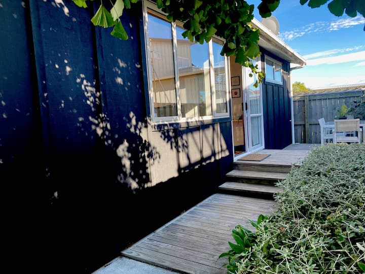 Westshore Beach Cottage-with Continental Breakfast - Napier