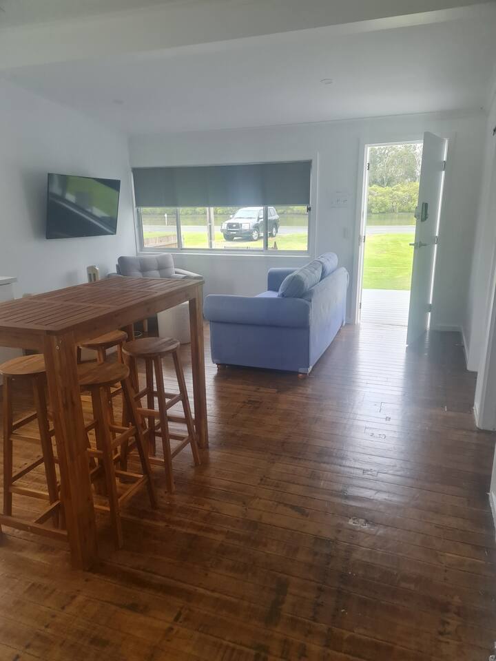 Lakeside House Tuncurry With Deck Overlooking The Lake - Forster