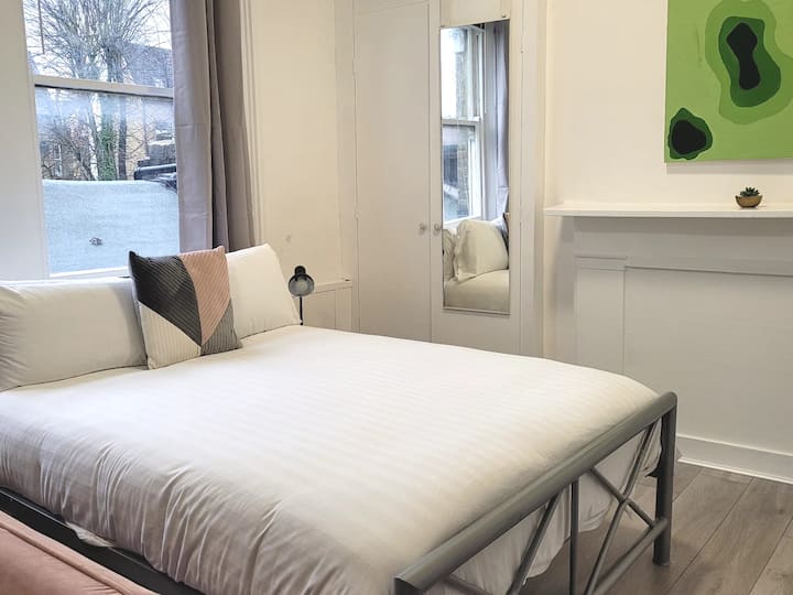 A Contemporary Studio Retreat / Arsenal Stadium - Londres