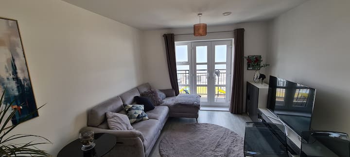 Top Floor Spacious 2 Bed Apartment With Balcony - Farnham