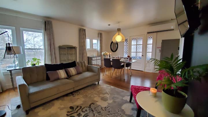 Entire Apartment By The Falls - Niagara Falls