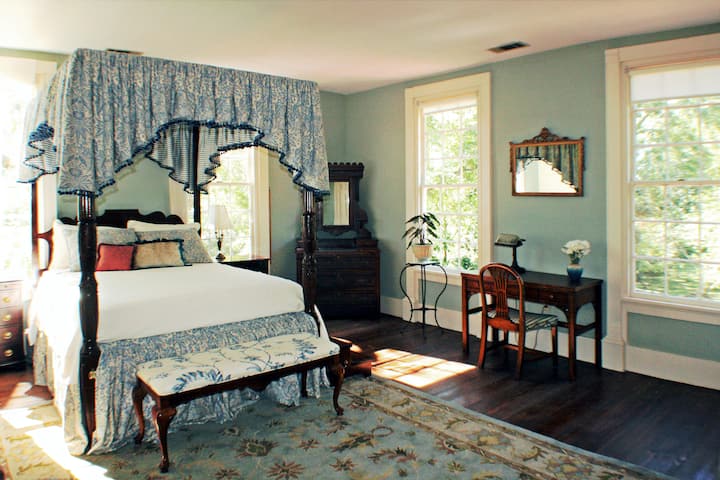 Historic 1844 Dot 2 Dot Inn, The Blue Room - Eatonton, GA