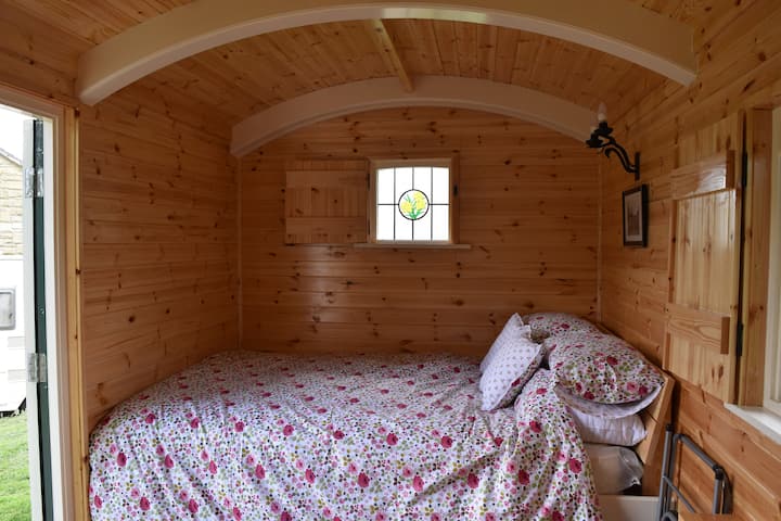 Swallow Bank Shepherds Huts, High Peak. Hut 1 - Glossop
