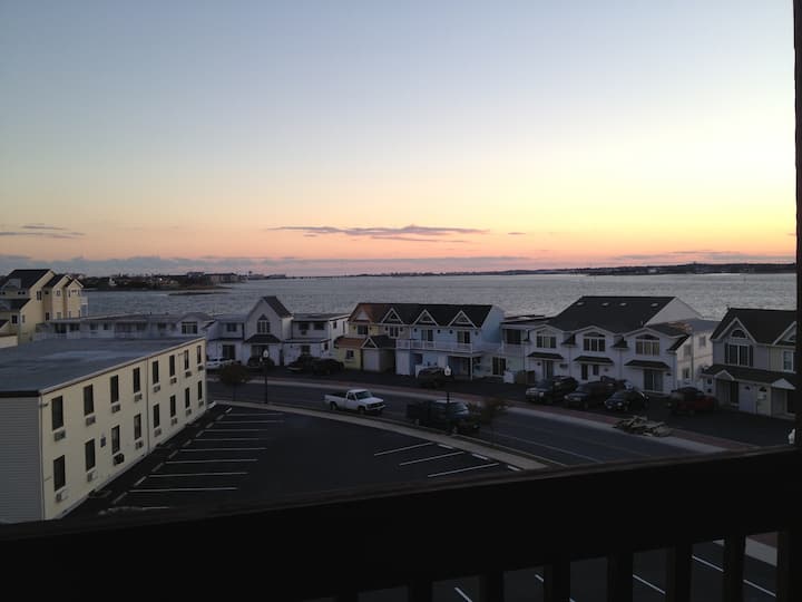 Young Groups Welcome! 4 Balconies! Walk To Beach! - Ocean City, MD