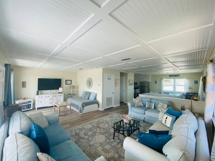 Nice Ocean Views. Near Pier. Boatman’s Beach House - St. Augustine, FL