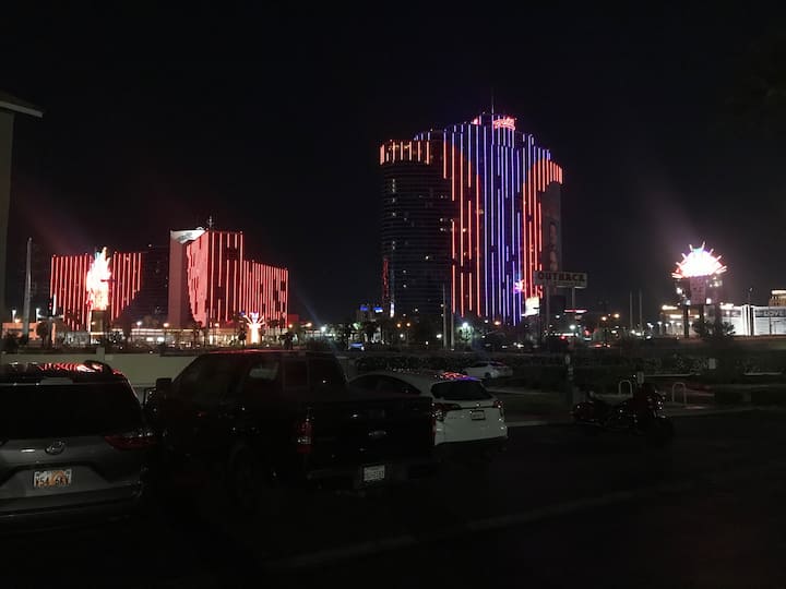 Right Off The Las Vegas Strip  /  2-bedroom 2-bath - Las Vegas, NV