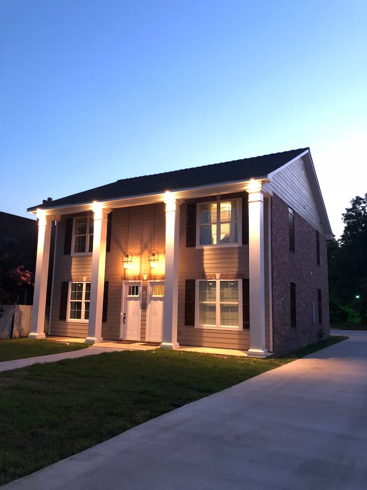 Upscale Downtown Townhouse, 2 Bed, 2&1/2 Bath - Natchitoches, LA