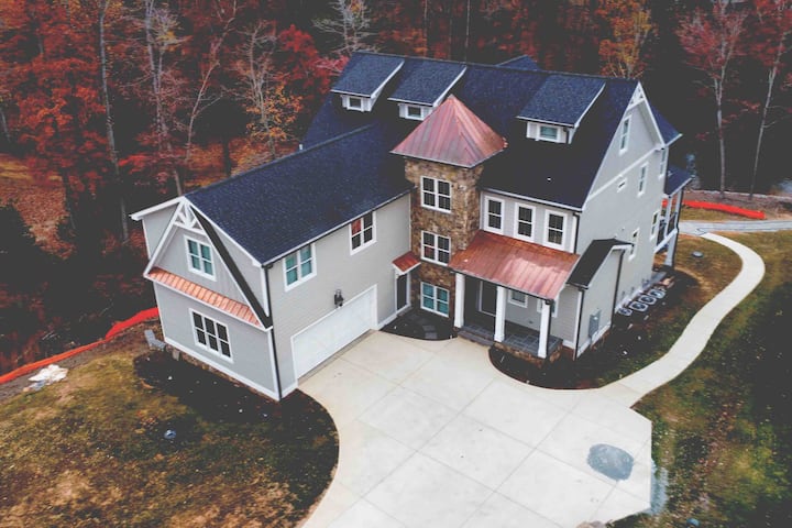 Waterfront Luxury!new 2024!chefs Kitchen, Elevator - Smith Mountain Lake, VA