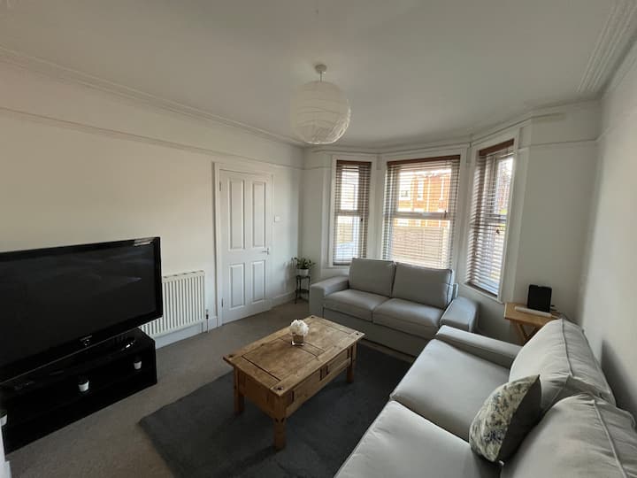 Comfortable 4 Double Bedroom Holiday Home - 