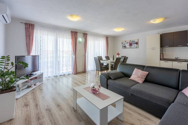 Suite Overlooking the Ocean - Guest suites for Rent in Crikvenica ...