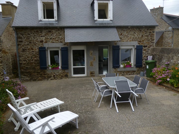 Maison En Pierres Refaite Avec Cour Fermée - Binic